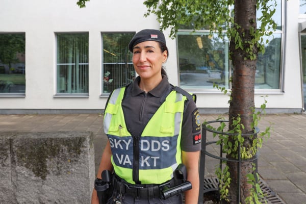 Houda jobbar som skyddsvakt